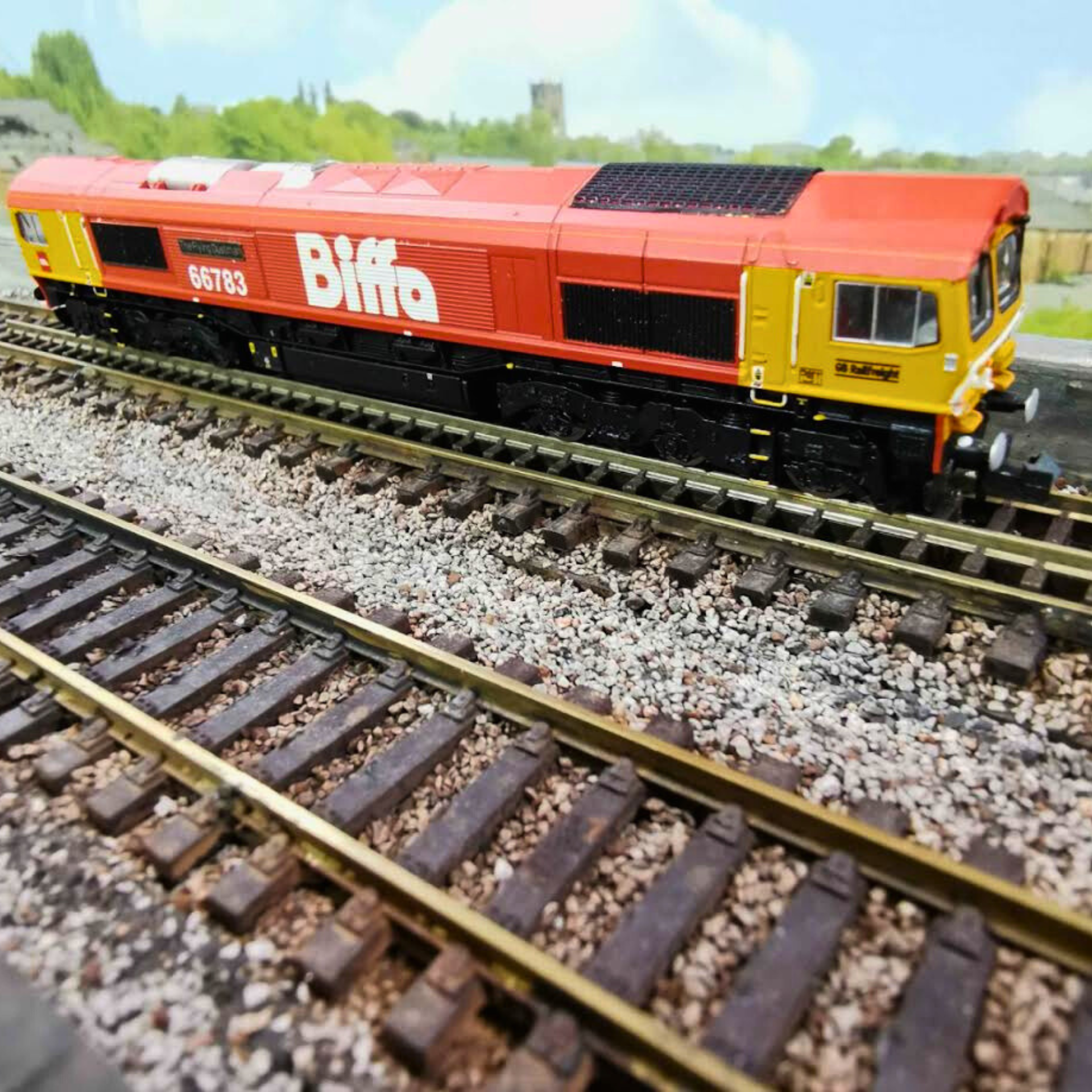 Dapol N Gauge Class 66 GBRf 'The Flying Dustman' Locomotive in Biffa L ...